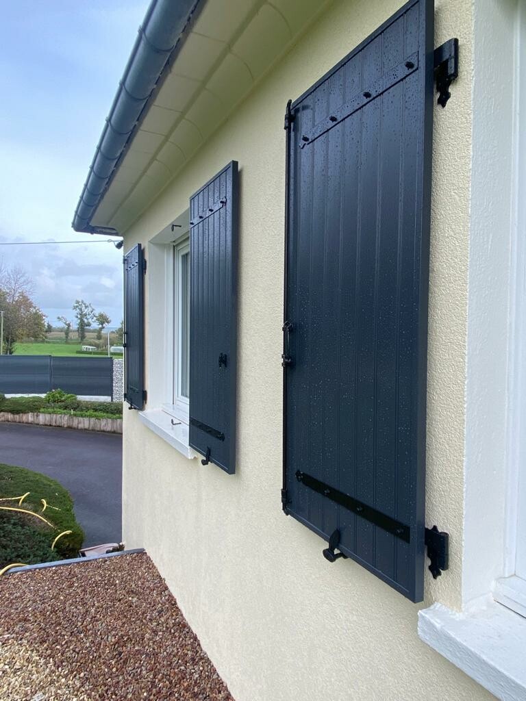 Pose volets battants modernes en PVC - Le Haut-Corlay